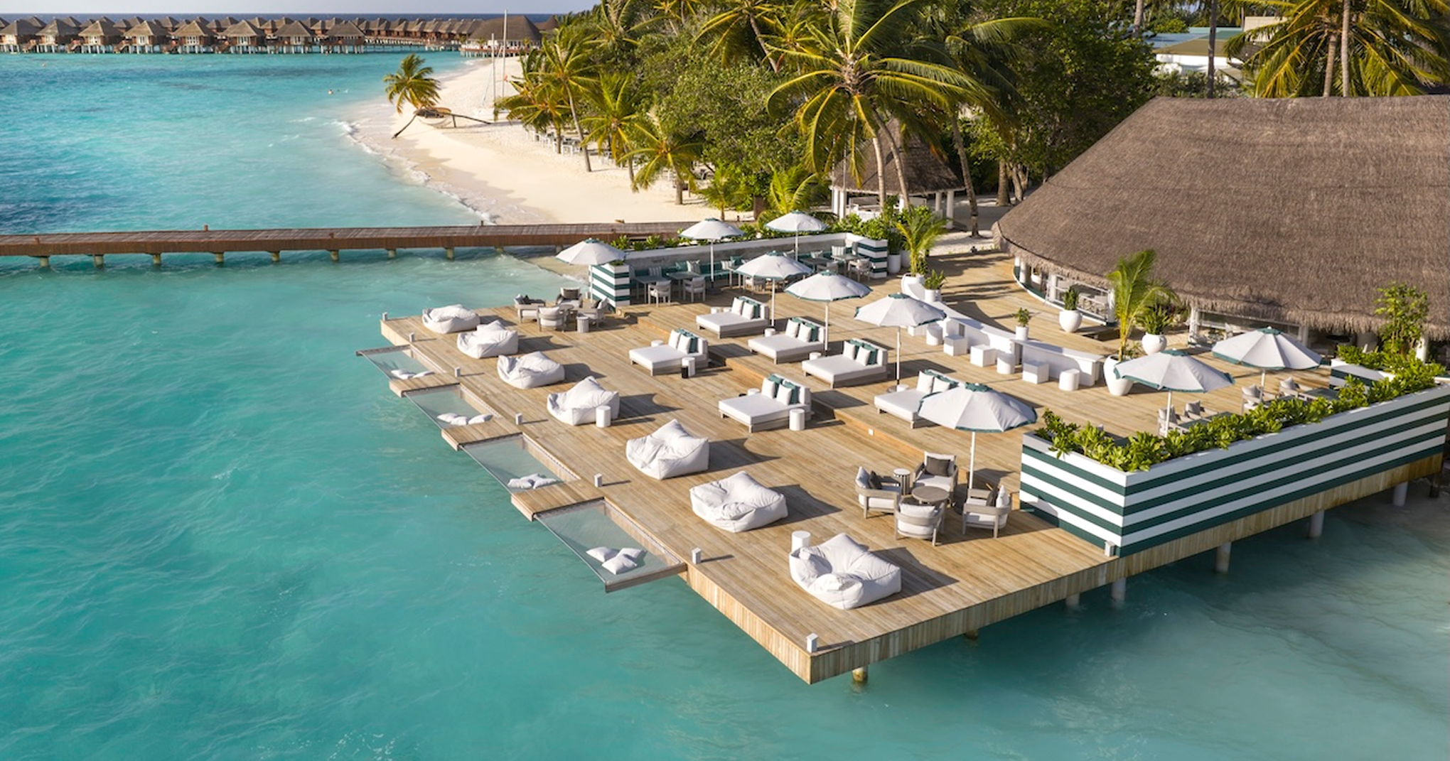 В отеле Sun Siyam Vilu Reef открылся обновленный бар Nautilus Bar | BURO.