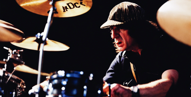 Умер барабанщик AC/DC Колин Берджесс | BURO.